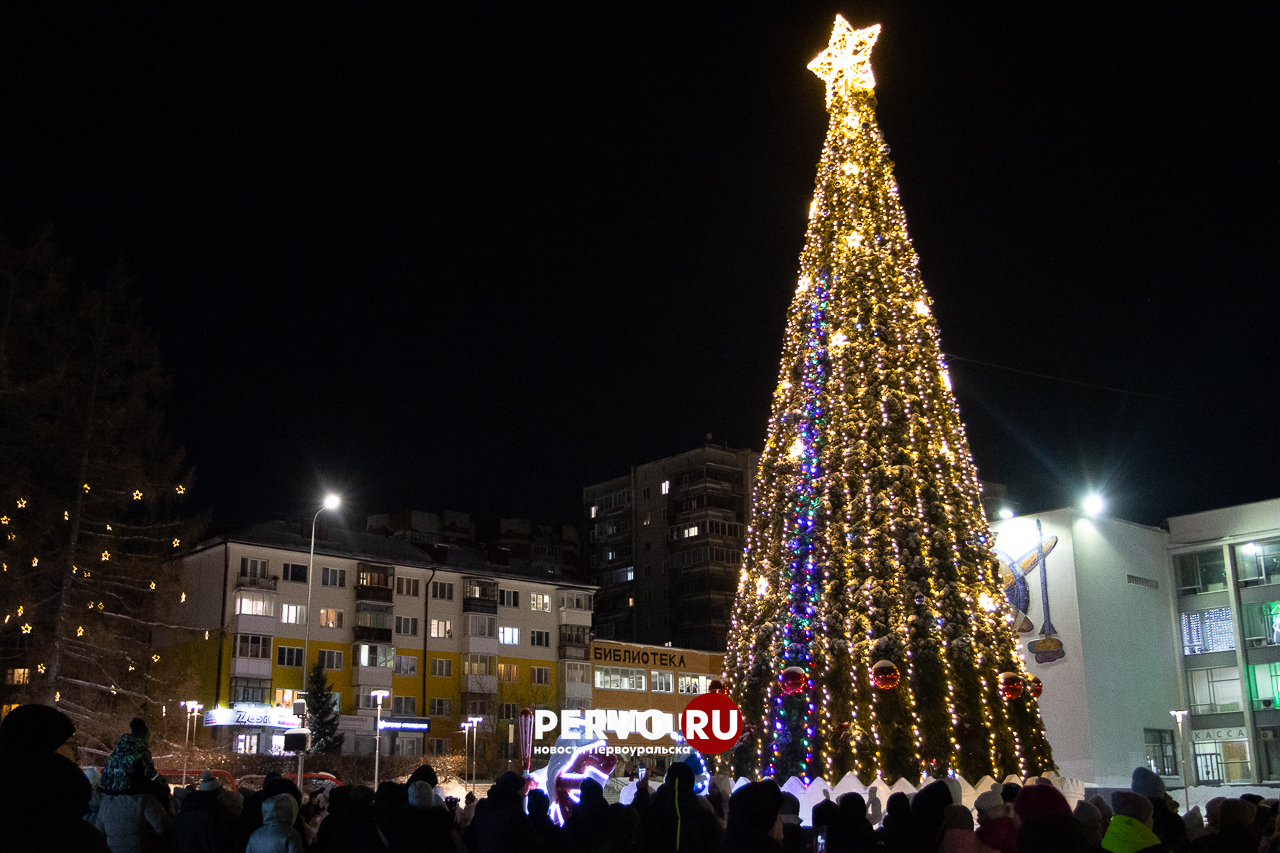 В Первоуральскеп на площади Победы зажглась ёлка