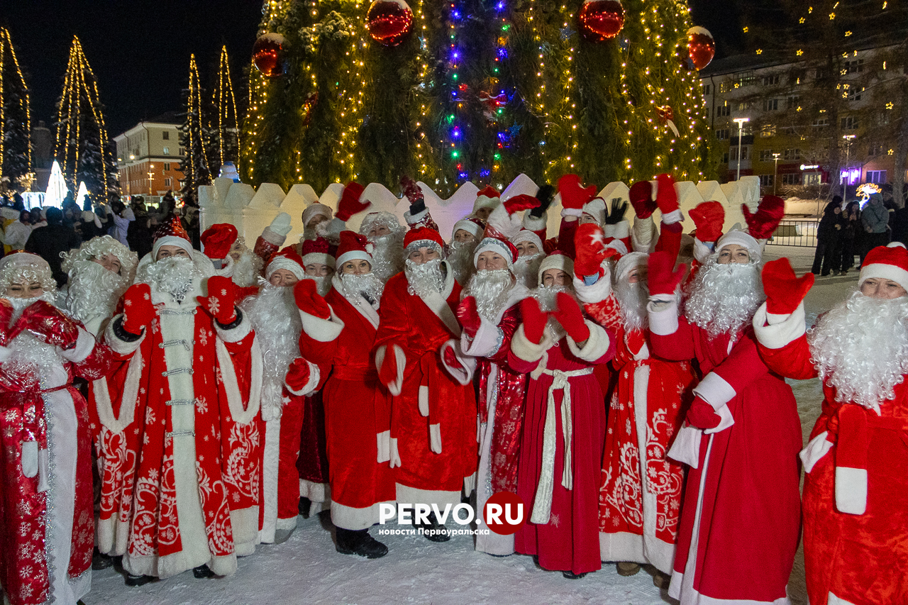 В Первоуральскеп на площади Победы зажглась ёлка